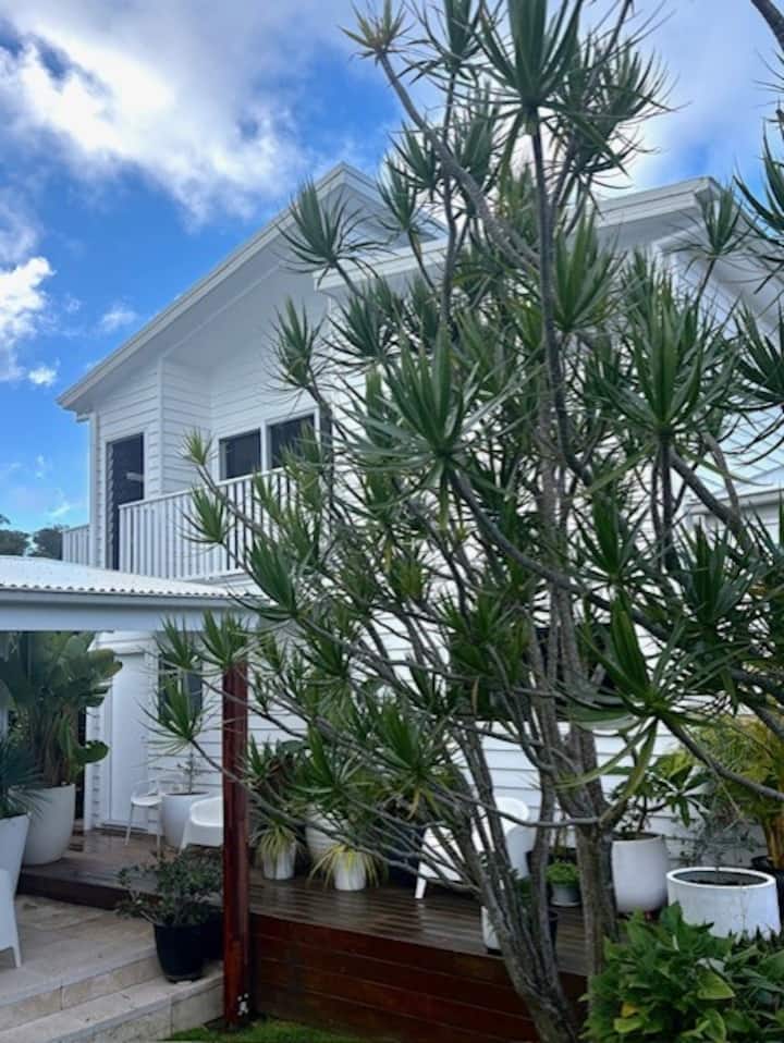 Stylish, Spacious & Private Retreat In Avoca Beach - Avoca Beach