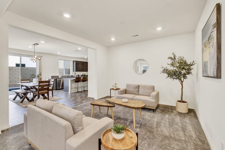 Happy Everyday Room Ontario - Ontario, CA