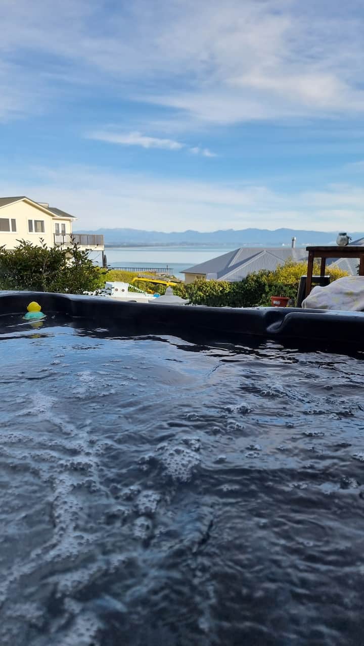 Views, Space & Spa Pool Close To Beach & Town - Richmond