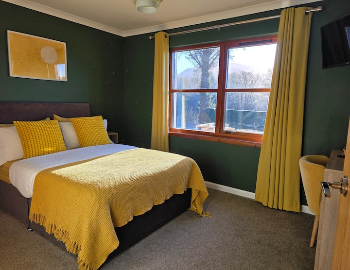Double Ensuite Bedroom With Mountain View - Spean Bridge