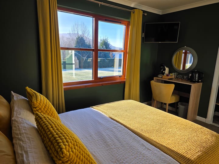 Double Ensuite Bedroom With Mountain View - Spean Bridge