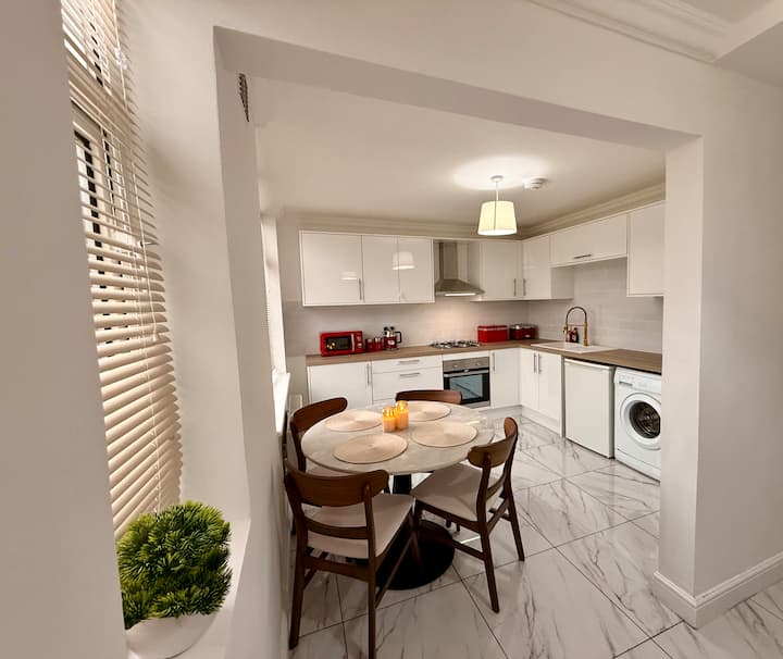 Cozy 3 Bedroom House - Coventry