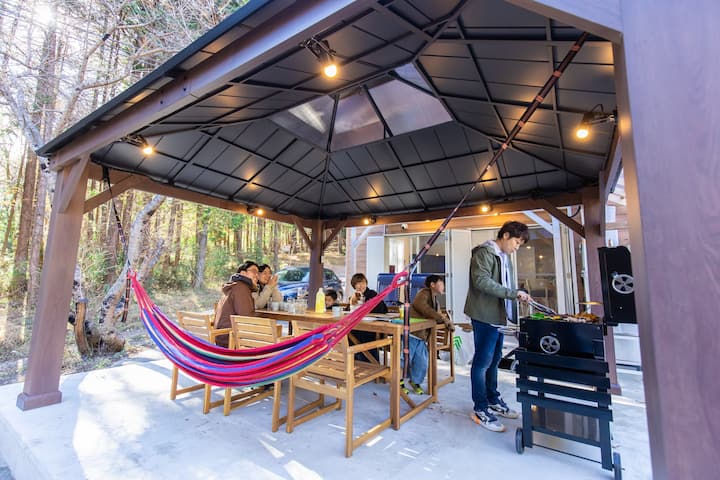 都留Ic車5分で大自然の森の中!屋根付きbbq場・サウナ小屋 - Tsuru