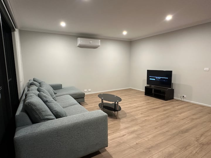 Charming Lakeside Retreat - Caroline Springs