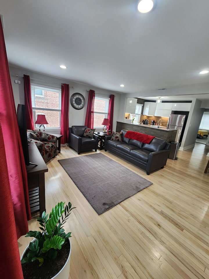 Bright & Modern: Midtown Retreat - Omaha, NE