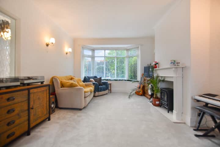 Comfortable 3 Bedroom Family Home In Cheadle Hulme - Cheadle