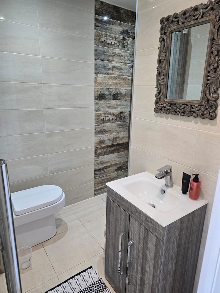 On Suite Bedroom With Free Wifi And Car Parking. - Newbury