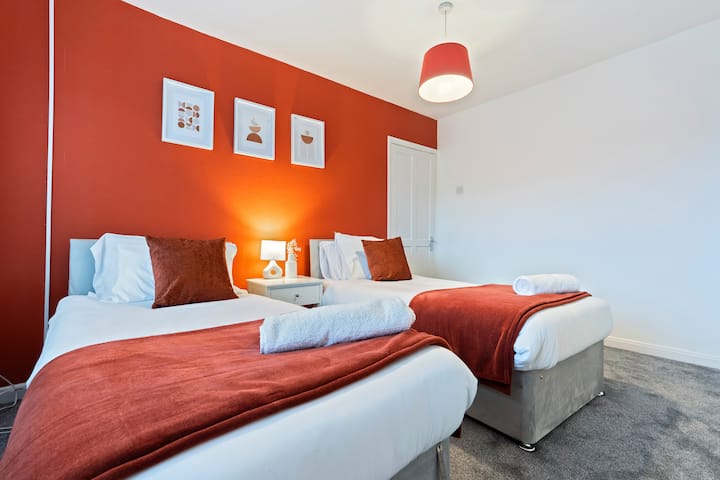 Contractors Stays Near Fort Dunlop & M6 - Parking - Birmingham