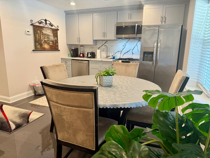 Luxury Apartment - Islandia, NY