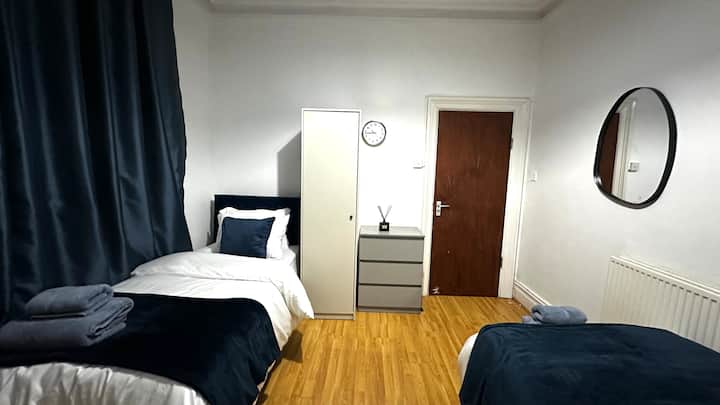 Cozy And Comfortable Twin Room With A Lock (A13) - Salford