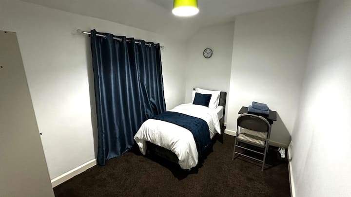 Comfortable Single Room With A Lock (D13) - ソルフォード