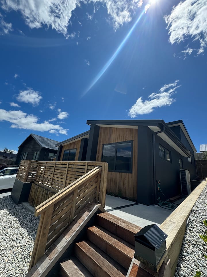 Trendy Unit With Garage Living - ワナカ