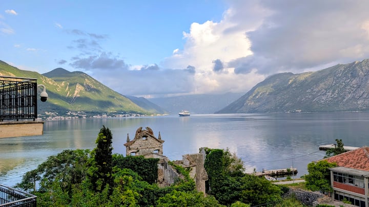 Modern Luxury With Pool, Stunning Kotor Bay Views - コトル