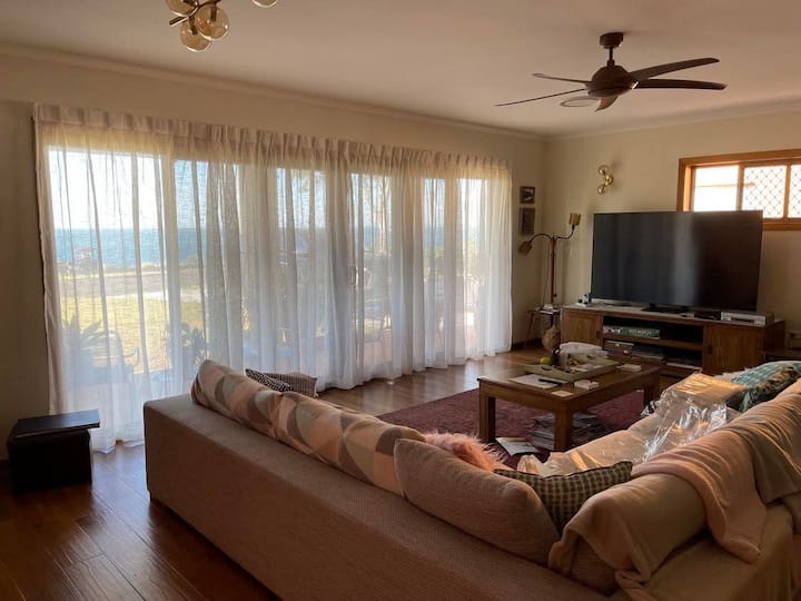 Ocean Views: 3br Retreat - Hervey Bay