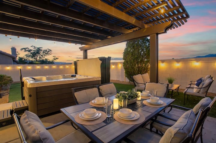 The Ultimate 5br Oasis: Spa, Golf & Pool Table! - North Las Vegas, NV