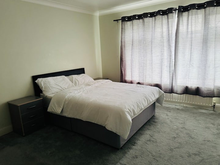 Spacious Bedroom With Ensuite - Harrow