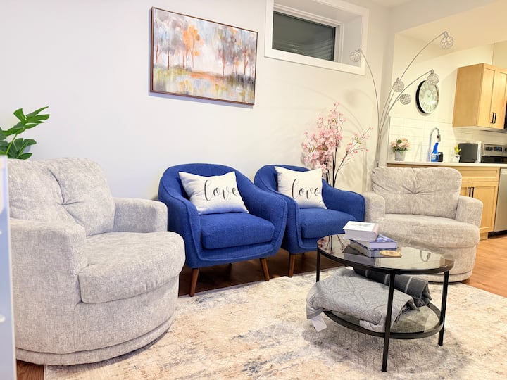 Spacious Luxury Suite In Sw Calgary - カルガリー