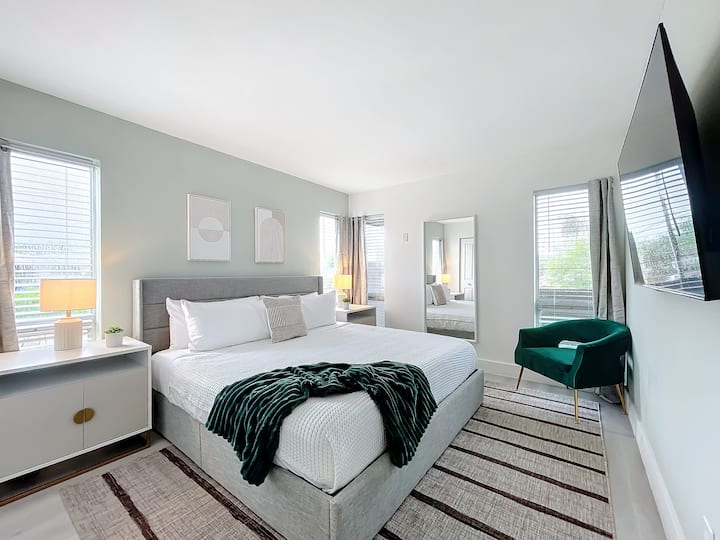 Chic 1br: Pool Access & Modern Enhancements* - Fort Lauderdale