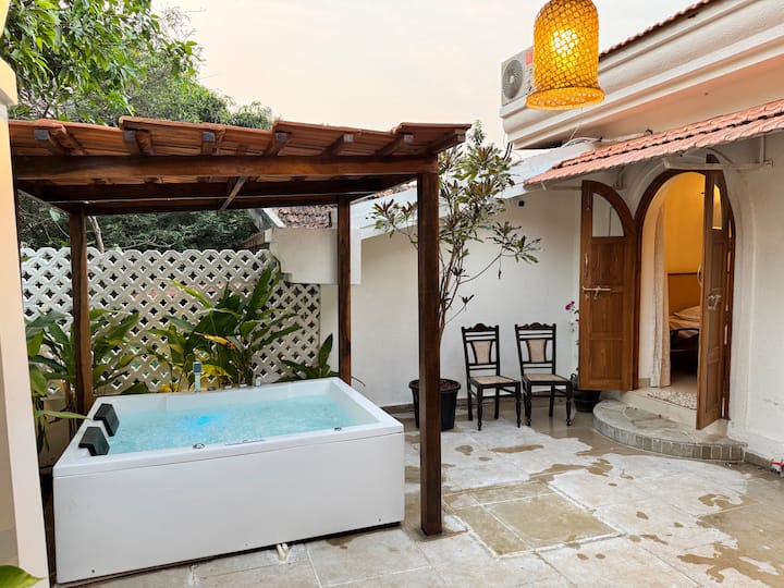 Villa In Anjuna,
Pvt. Garden Jacuzzi
Big Swim Pool - Anjuna