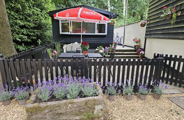 Cosy Hideaway Cabin - Northwich