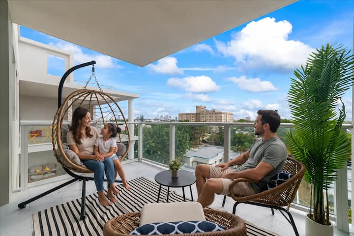 Family Condo | Pool+gym | Beach 8 Min | King Bed - Hollywood, FL