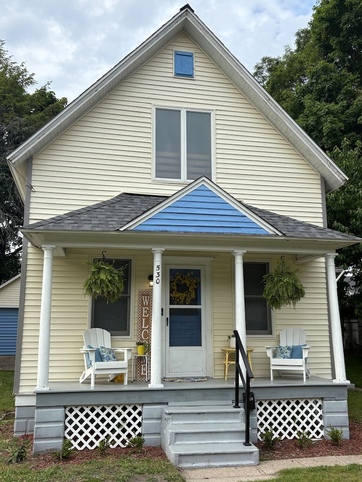 Sullivan Summer House - Walk To Downtown + Beach - Manistee, MI