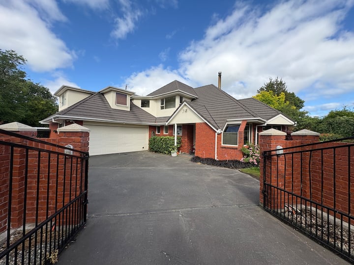 Beautiful Family Home - Outram