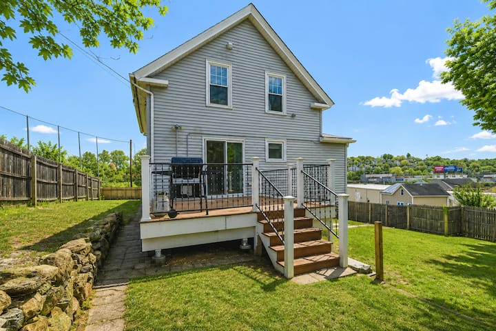 Home Near Parks & Downtown Worcester - Worcester, MA