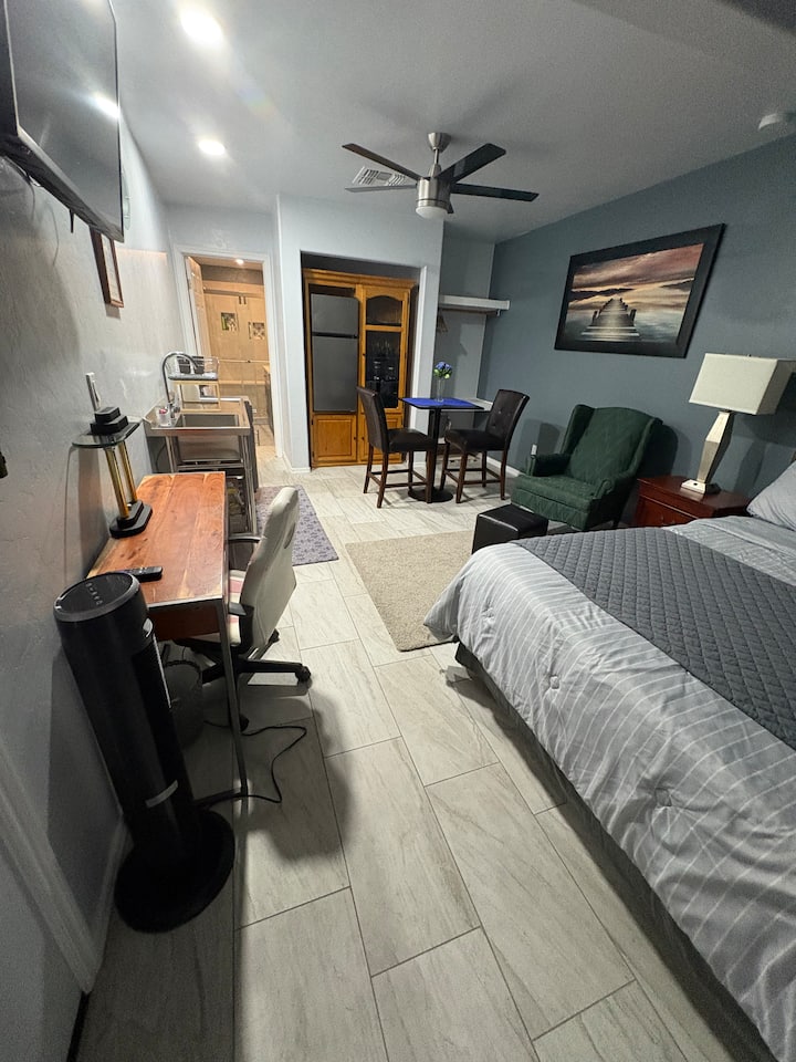 Modern Private Room, 5 Mins From Airport - Tucson, AZ