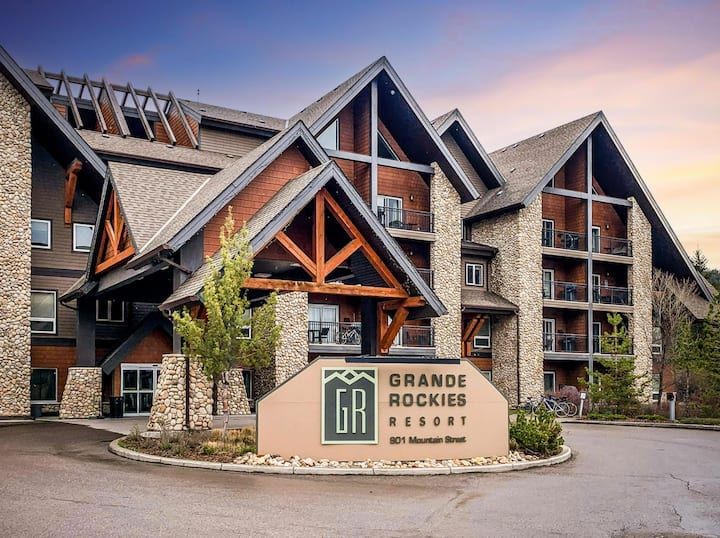 Scenic Mountain View Escape + Waterslide & Hot Tub - Canmore