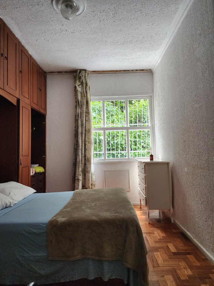 Copacabana - 2 Quartos, Região Boêmia, Lado Metrô - Rio de Janeiro