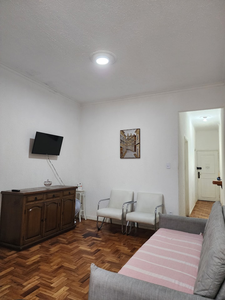 Copacabana - 2 Quartos, Região Boêmia, Lado Metrô - Rio de Janeiro