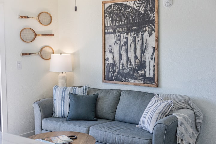 Cozy Lakefront Cabin - Lake Ozark, MO