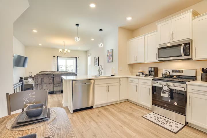 Spacious 4br/4ba Townhouse Near Downtown Frederick - Frederick, MD