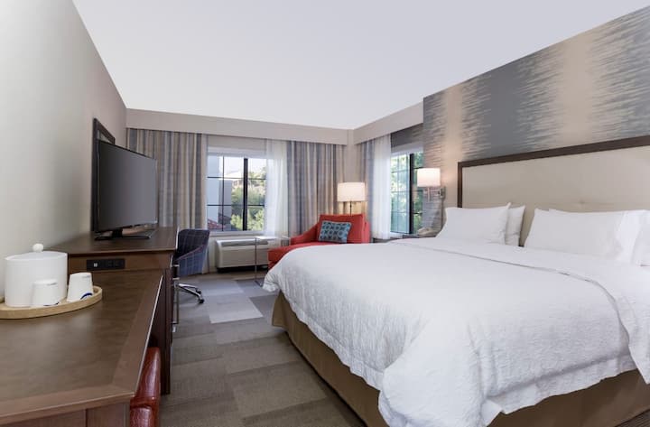 Stylish 1 King Suite W/ Parking & Breakfast - Goleta, CA