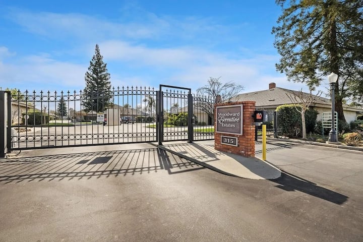 Gated / Luxurious/ Condo With Attached Garage - Fresno, CA