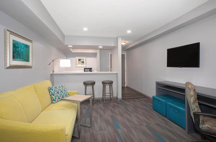 Monterey 3 Units S/ Parking & Breakfast - Monterey, CA