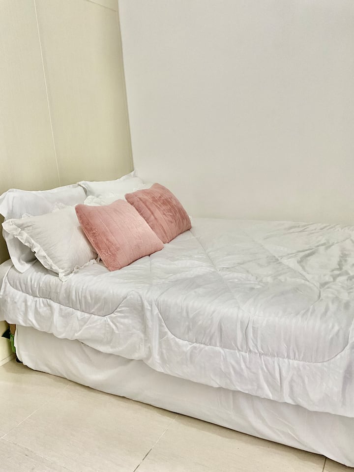 Bright & Cozy Condo In Las Pinas | Hello Sunshine - Las Piñas