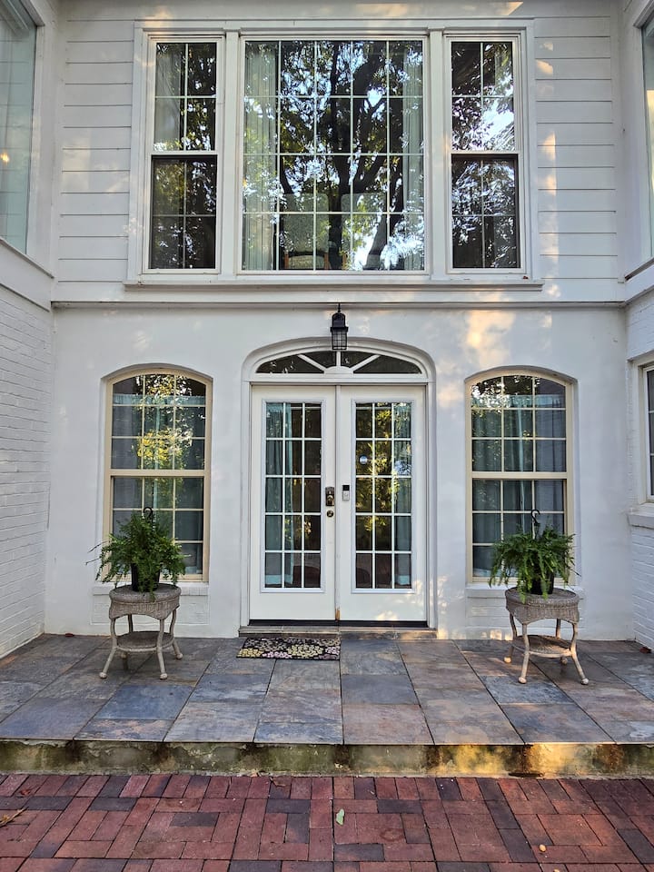 5 Points Luxury King Retreat / Indulge Yourself - Athens, GA