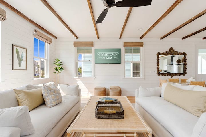 Stylish 5br/5ba Downtown Retreat W Pool + Parking! - チャールストン, SC