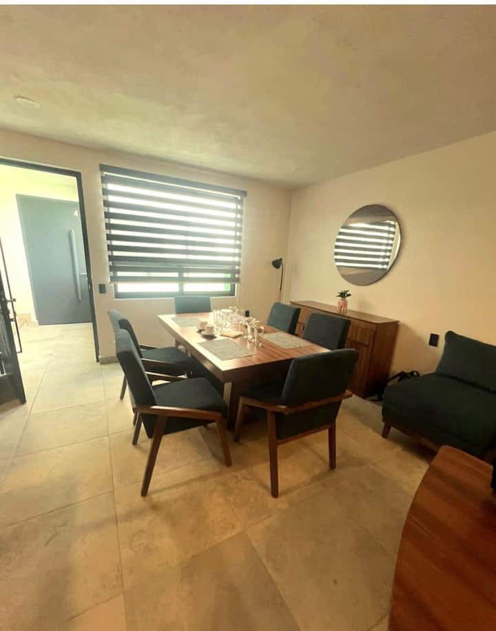 5* A/ac In Living Room King Sise Bed, Gated Garage - León, México