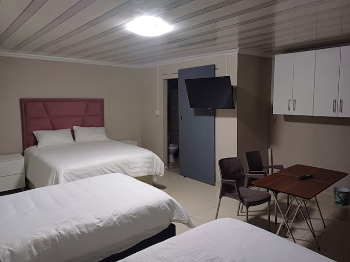 Quadrant Room With Bathroom - Meyerton