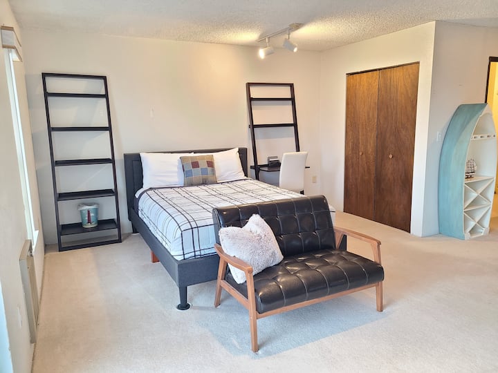 Tacoma Loft W/ Parking & Wi-fi - Fox Island, WA