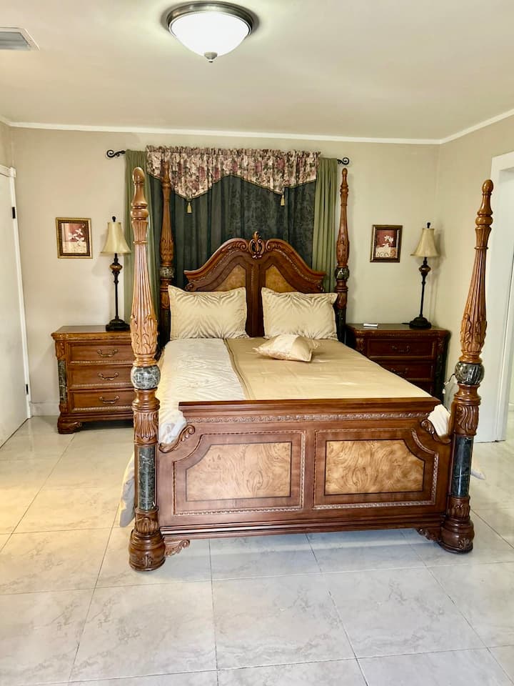 Charming Elegant Oasis
(Puerta A) (Door A) - South Miami, FL