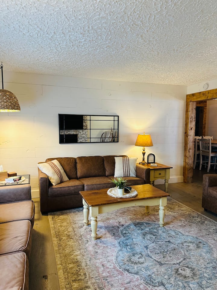 Large House: Get Away Tonight! Hot Tub, King Bed - Erie, PA