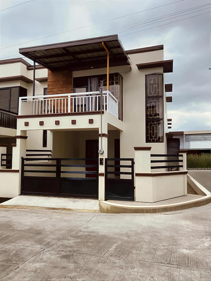 Newhome-3br
Near Rob, Sm, Adv Park, Oldgroove, Fab - Lipa