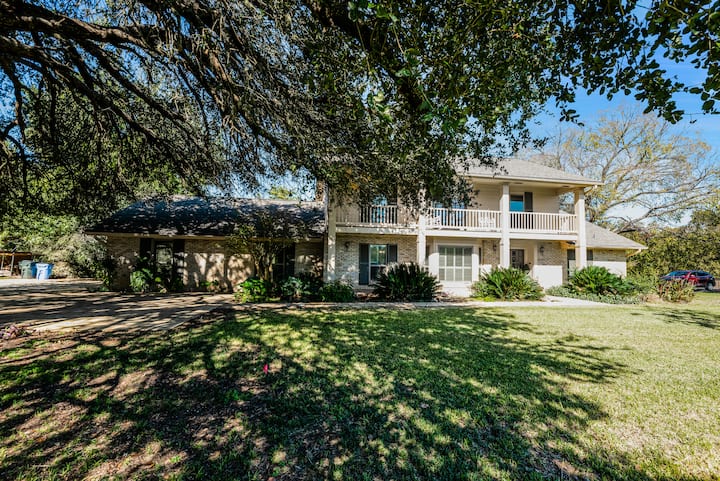 River Edge Retreat: Your Serene Getaway Home - Seguin