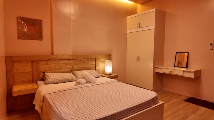 Amado’s Rm 1 (1 Queen) - Wifi | Wide Parking Space - Hermosa
