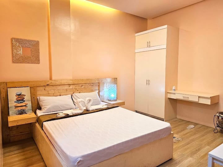 Amado’s 1 (1 Queen) - Wifi | Wide Parking Space - Hermosa