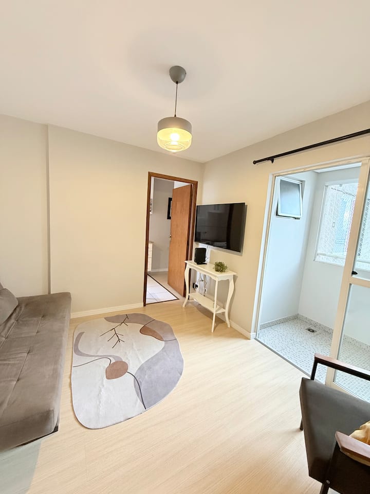 1q + Escrit, Central, Cama Queen - Curitiba